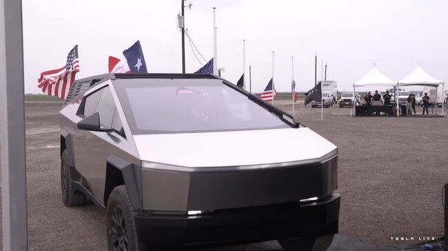Una Tesla Cybertruck de prototipo se quedó atascada en el lodo: una ...