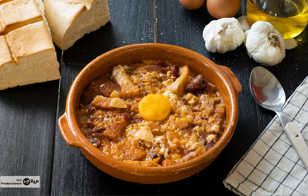 Sopa de ajo: receta tradicional y fácil de sopa castellana con huevo y pan