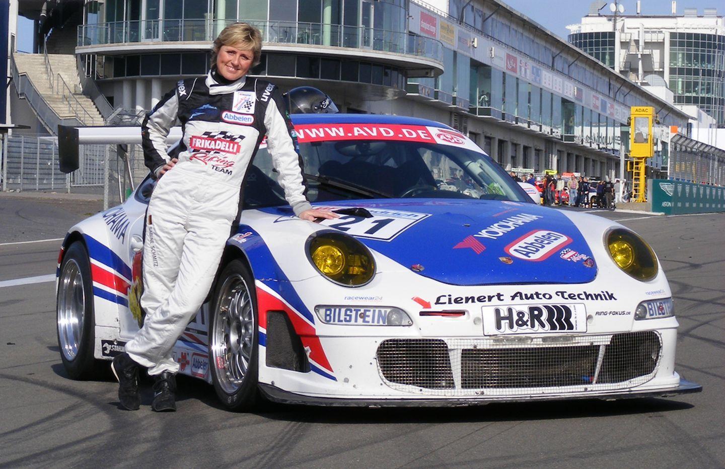 Sabine Schmitz nos deja con la boca abierta rodando con su Porsche GT3 ...