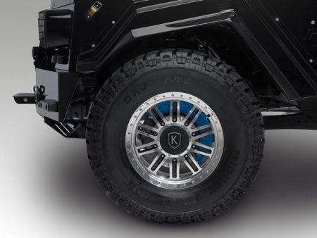 Knight XV, a su lado un Hummer H2 es un utilitario