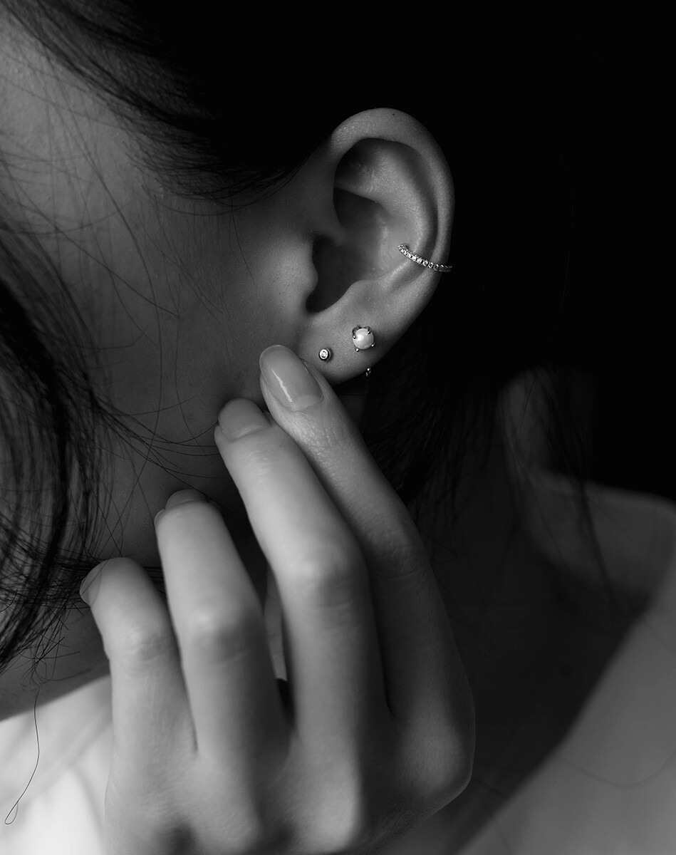 Qué significa rascarse o tocarse la oreja al hablar, según la psicología