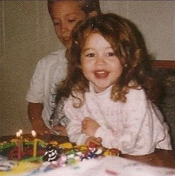 Miley Cyrus celebra los 22 rodeada de pizza